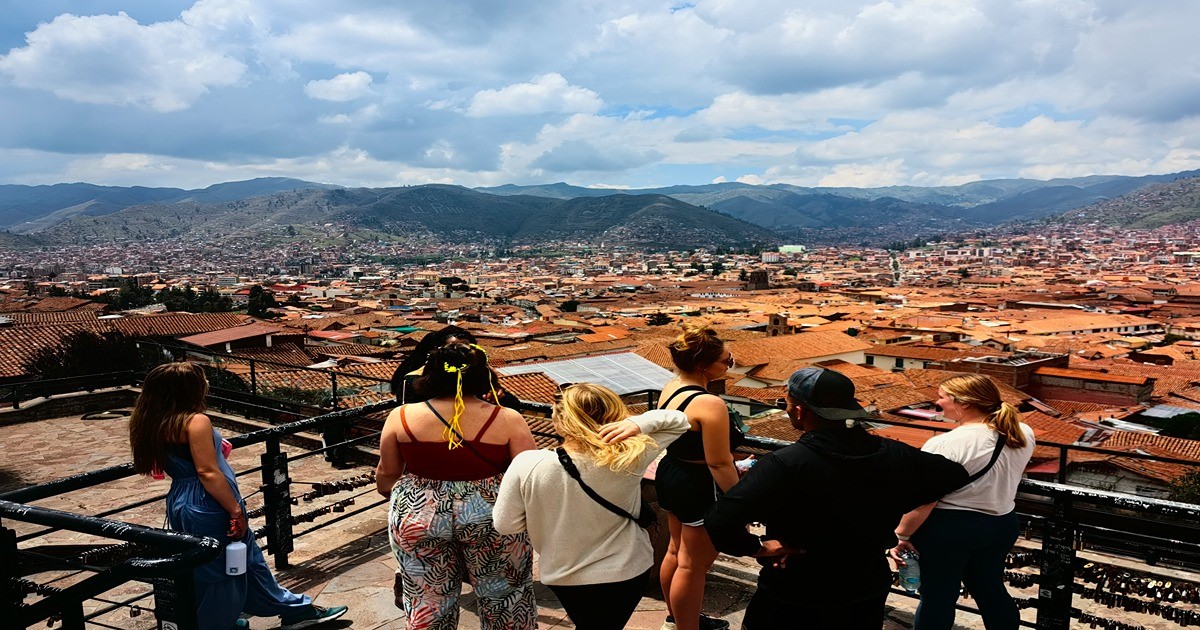Students connect with alumni during winter study abroad trip to Peru